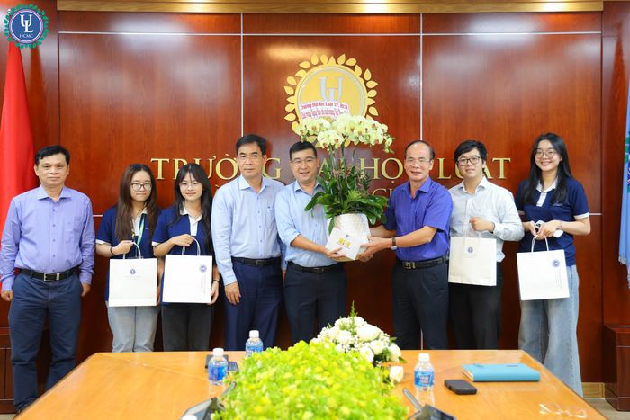 Lãnh đạo trường chúc mừng Tạp chí KHPL Việt Nam và Ban Truyền thông Ulaw nhân Kỷ niệm 99 năm ...